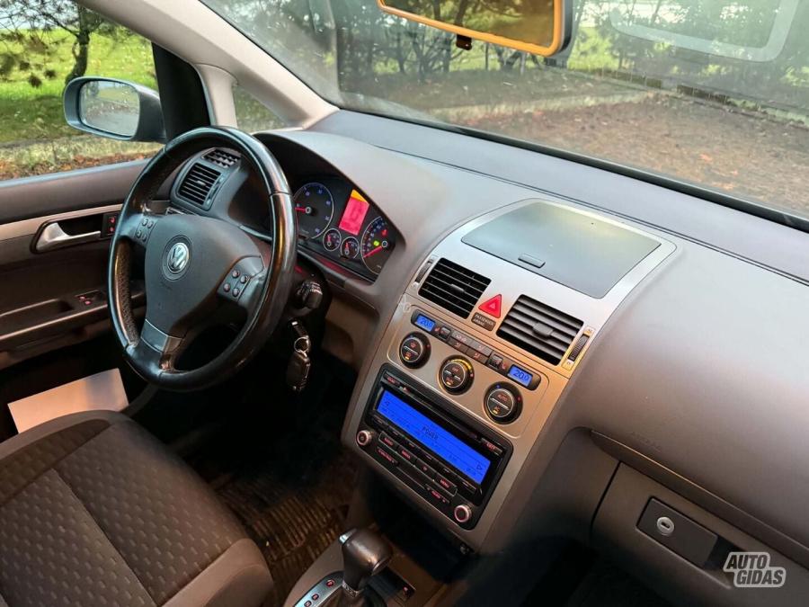 Volkswagen Touran 2009 in Mazeikiai, with an engine capacity of 1.90 L and mileage of 256 thousand km for 4100 €, photo 29 on AUTOMOTO.COM.LV