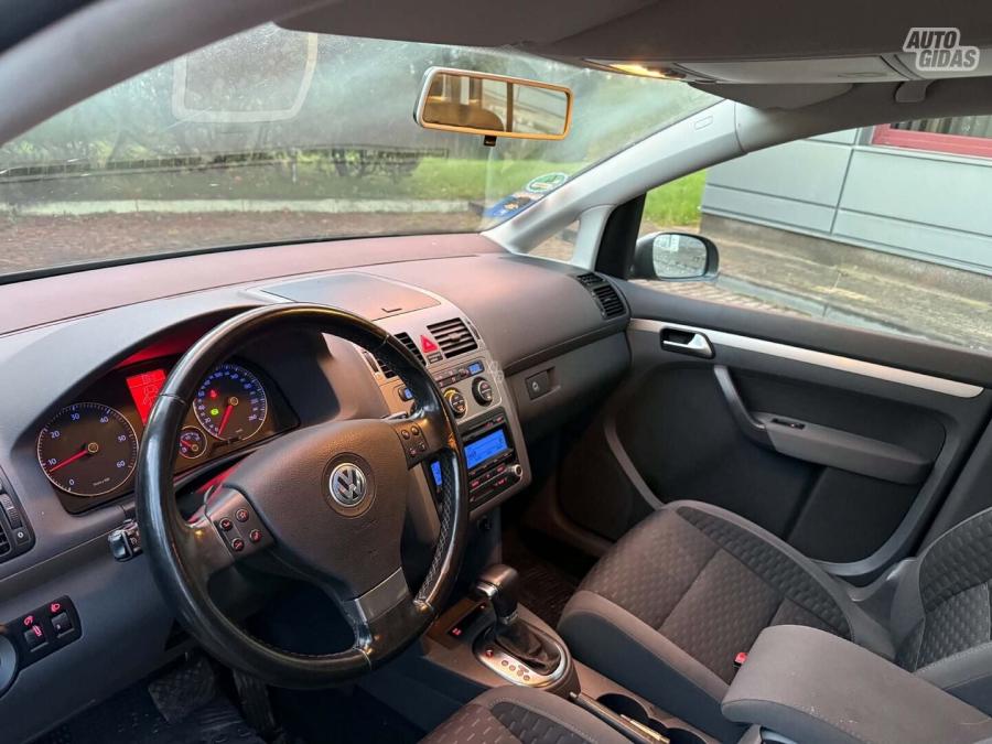 Volkswagen Touran 2009 in Mazeikiai, with an engine capacity of 1.90 L and mileage of 256 thousand km for 4100 €, photo 30 on AUTOMOTO.COM.LV