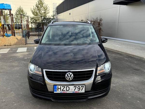 Volkswagen Touran 2010 in Kaunas, with an engine capacity of 2.00 L and mileage of 300 thousand km for 1600 €, photo 1 on AUTOMOTO.COM.LV