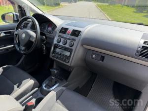 Volkswagen Touran 2010 in Riga, with an engine capacity of 1.90 L and mileage of 266 thousand km for 2950 €, photo 12 on AUTOMOTO.COM.LV