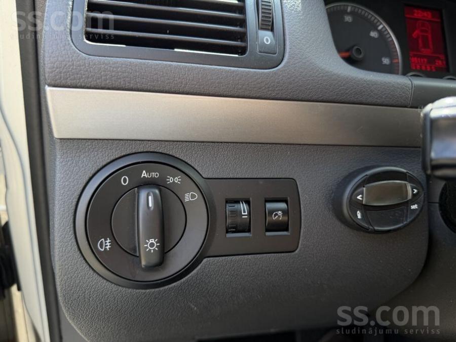 Volkswagen Touran 2010 in Riga, with an engine capacity of 1.90 L and mileage of 266 thousand km for 2950 €, photo 17 on AUTOMOTO.COM.LV