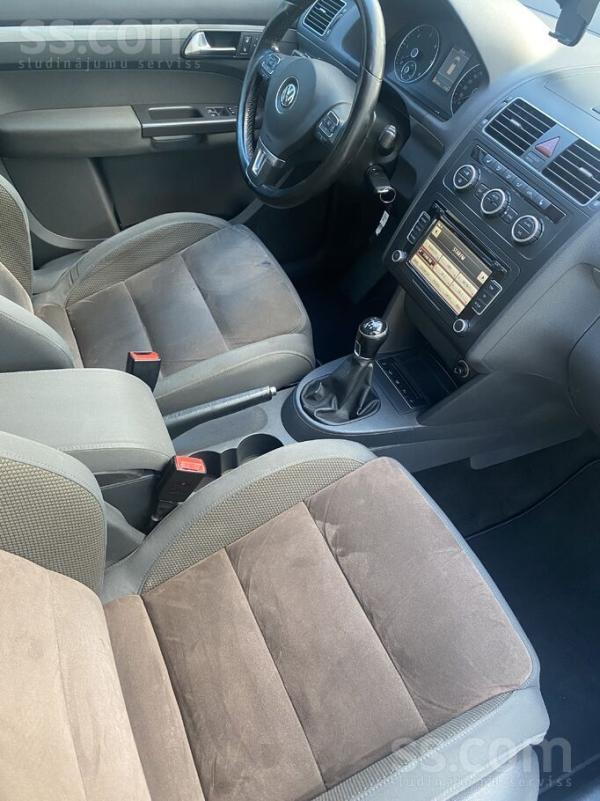 Volkswagen Touran 2011 in Jurmala, with an engine capacity of 2.00 L and mileage of 308 thousand km for 4790 €, photo 10 on AUTOMOTO.COM.LV