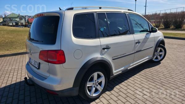 Volkswagen Touran 2011 in Riga, with an engine capacity of 2.00 L and mileage of 326 thousand km for 4000 €, photo 5 on AUTOMOTO.COM.LV