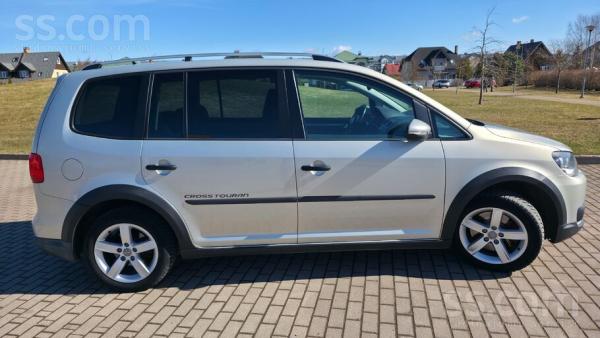Volkswagen Touran 2011 in Riga, with an engine capacity of 2.00 L and mileage of 326 thousand km for 4000 €, photo 6 on AUTOMOTO.COM.LV