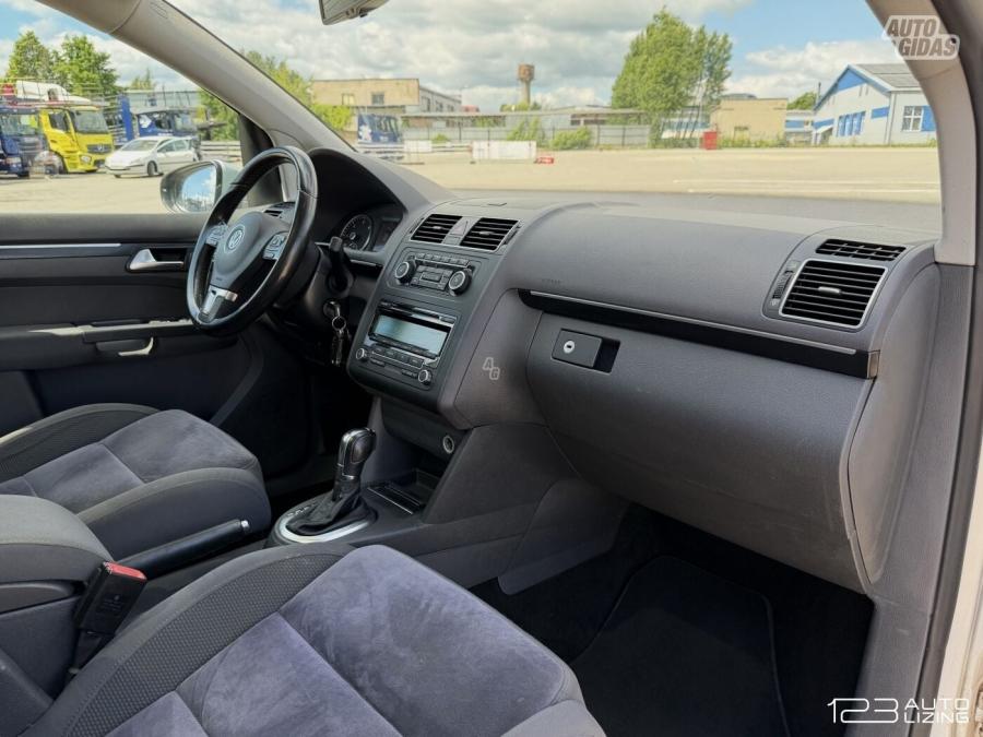 Volkswagen Touran 2011 in Taurage, with an engine capacity of 2.00 L and mileage of 300 thousand km for 6300 €, photo 16 on AUTOMOTO.COM.LV