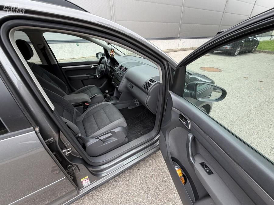 Volkswagen Touran 2011 Kauņa, ar dzinēja tilpumu 2.00 L un nobraukumu 285 tūkst. km par 2950 €, foto 10 vietnē AUTOMOTO.COM.LV