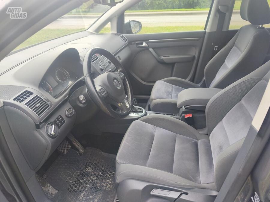 Volkswagen Touran 2011 Jurbarkas, ar dzinēja tilpumu 2.00 L un nobraukumu 271 tūkst. km par 5200 €, foto 10 vietnē AUTOMOTO.COM.LV