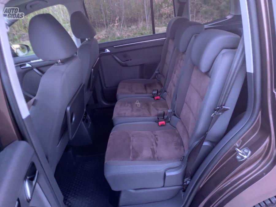 Volkswagen Touran 2012 in Mazeikiai, with an engine capacity of 1.60 L and mileage of 237 thousand km for 6500 €, photo 21 on AUTOMOTO.COM.LV