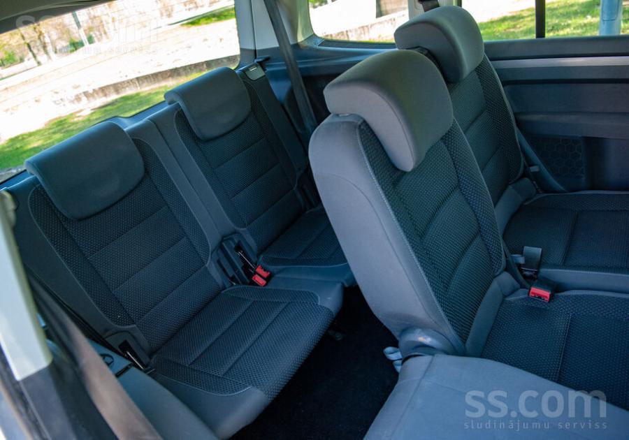 Volkswagen Touran 2012 in Cesis, with an engine capacity of 1.60 L and mileage of 263 thousand km for 6950 €, photo 13 on AUTOMOTO.COM.LV