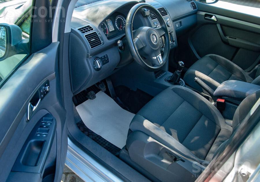 Volkswagen Touran 2012 in Cesis, with an engine capacity of 1.60 L and mileage of 263 thousand km for 6950 €, photo 15 on AUTOMOTO.COM.LV