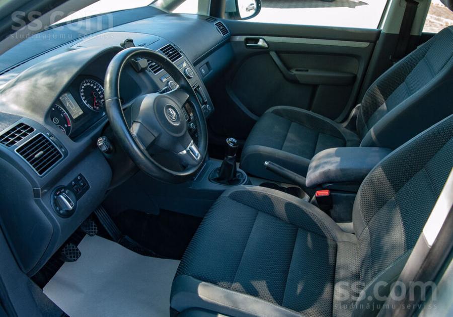 Volkswagen Touran 2012 in Cesis, with an engine capacity of 1.60 L and mileage of 263 thousand km for 6950 €, photo 18 on AUTOMOTO.COM.LV