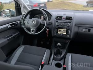Volkswagen Touran 2013 in Cesis, with an engine capacity of 1.60 L and mileage of 204 thousand km for 6950 €, photo 8 on AUTOMOTO.COM.LV