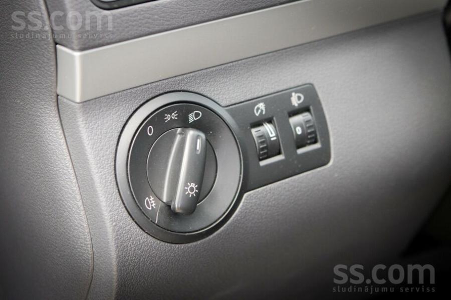 Volkswagen Touran 2013 in Riga, with an engine capacity of 1.60 L and mileage of 119 thousand km for 7490 €, photo 17 on AUTOMOTO.COM.LV