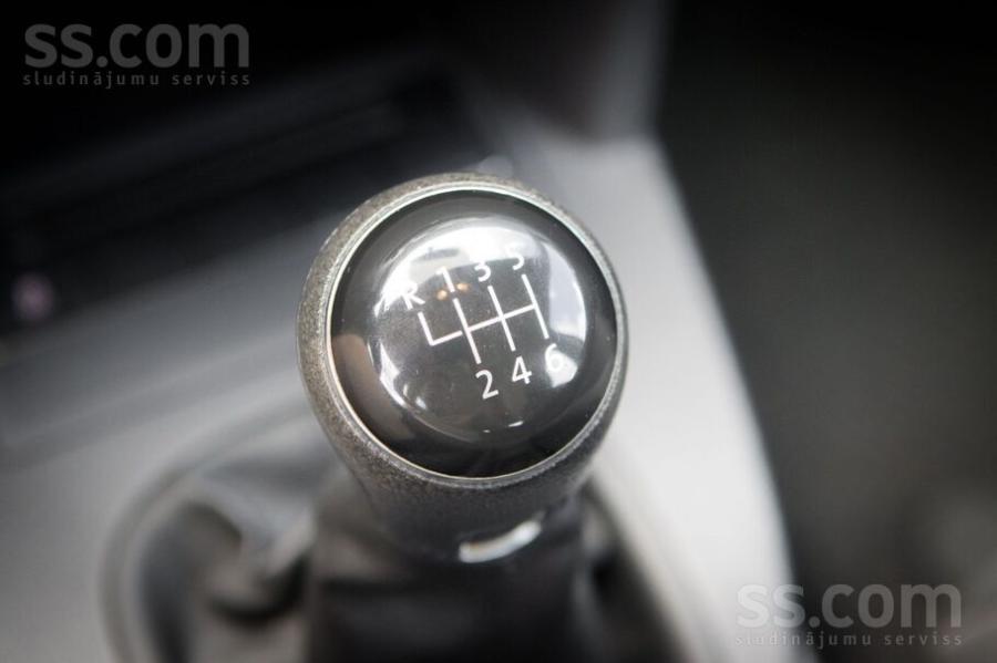 Volkswagen Touran 2013 in Riga, with an engine capacity of 1.60 L and mileage of 119 thousand km for 7490 €, photo 18 on AUTOMOTO.COM.LV