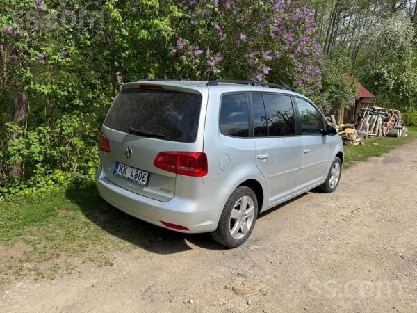 Volkswagen Touran 2013 Rīga, ar dzinēja tilpumu 2.00 L un nobraukumu 319 tūkst. km par 6500 €, foto 4 vietnē AUTOMOTO.COM.LV