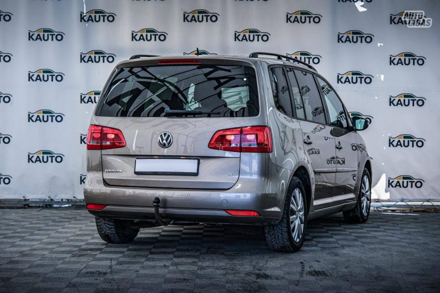 Volkswagen Touran 2013 in Kaunas, with an engine capacity of 1.60 L and mileage of 233 thousand km for 7390 €, photo 4 on AUTOMOTO.COM.LV