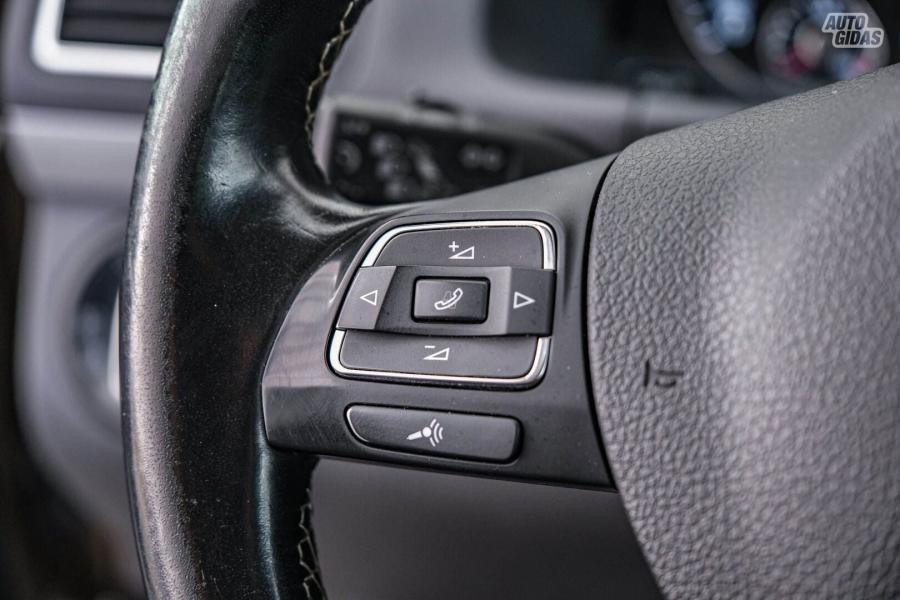Volkswagen Touran 2013 in Kaunas, with an engine capacity of 1.60 L and mileage of 233 thousand km for 7390 €, photo 18 on AUTOMOTO.COM.LV
