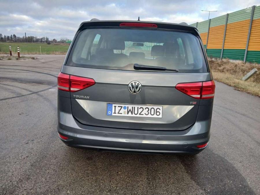 Volkswagen Touran 2016 in Kaunas, with an engine capacity of 1.60 L and mileage of 273 thousand km for 8500 €, photo 4 on AUTOMOTO.COM.LV