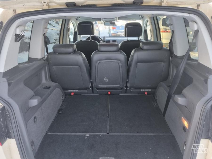 Volkswagen Touran 2016 in Kaunas, with an engine capacity of 2.00 L and mileage of 271 thousand km for 4200 €, photo 7 on AUTOMOTO.COM.LV