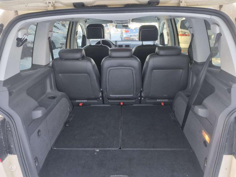 Volkswagen Touran 2016 in Kaunas, with an engine capacity of 2.00 L and mileage of 271 thousand km for 4200 €, photo 7 on AUTOMOTO.COM.LV