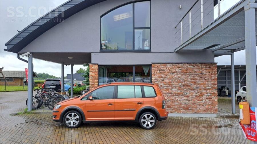 Orange Volkswagen Touran 2007 in Talsi, with an engine capacity of 2.00 L and mileage of 0 thousand km for 5440 €, photo 7 on AUTOMOTO.COM.LV