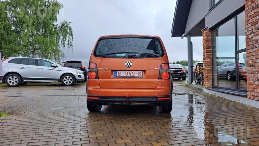 Orange Volkswagen Touran 2007 in Talsi, with an engine capacity of 2.00 L and mileage of 0 thousand km for 5440 €, photo 11 on AUTOMOTO.COM.LV