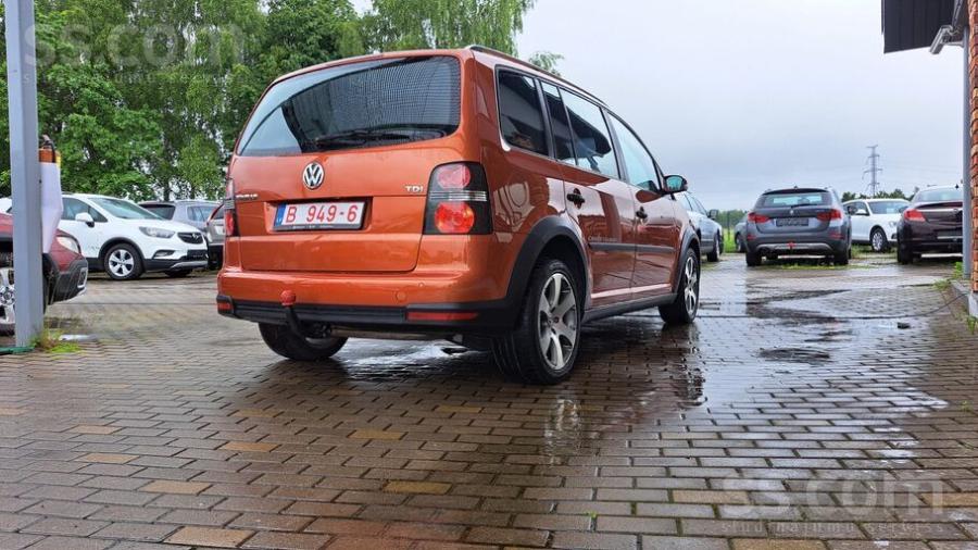 Orange Volkswagen Touran 2007 in Talsi, with an engine capacity of 2.00 L and mileage of 0 thousand km for 5440 €, photo 65 on AUTOMOTO.COM.LV