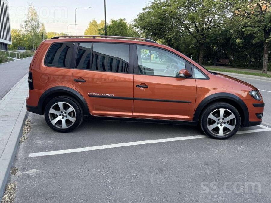 Orange Volkswagen Touran 2007 in Riga, with an engine capacity of 1.40 L and mileage of 146 thousand km for 4295 €, photo 1 on AUTOMOTO.COM.LV