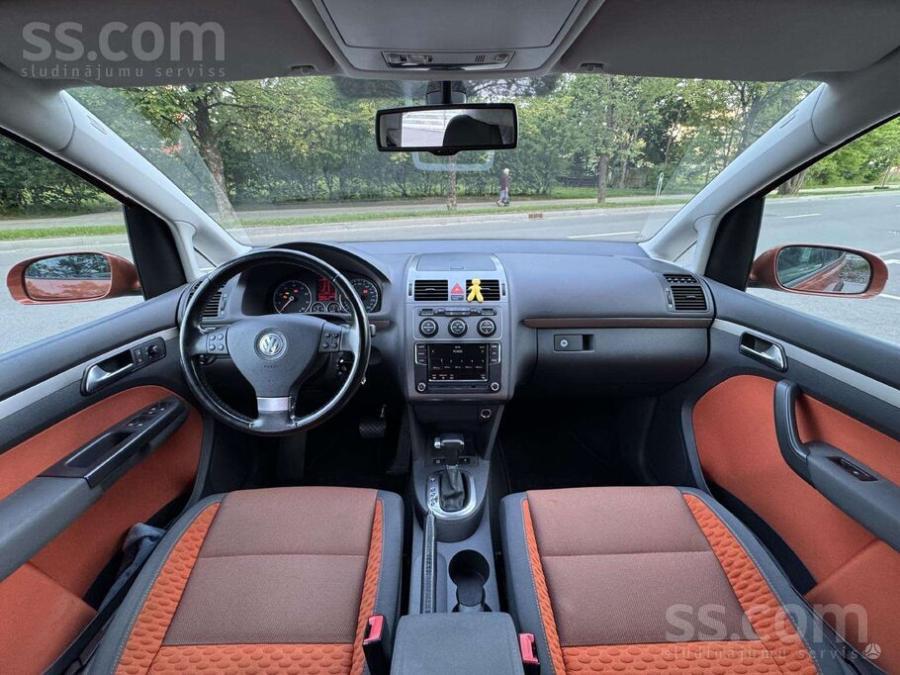 Orange Volkswagen Touran 2007 in Riga, with an engine capacity of 1.40 L and mileage of 146 thousand km for 4295 €, photo 7 on AUTOMOTO.COM.LV