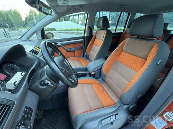 Orange Volkswagen Touran 2007 in Riga, with an engine capacity of 1.40 L and mileage of 146 thousand km for 4295 €, photo 8 on AUTOMOTO.COM.LV