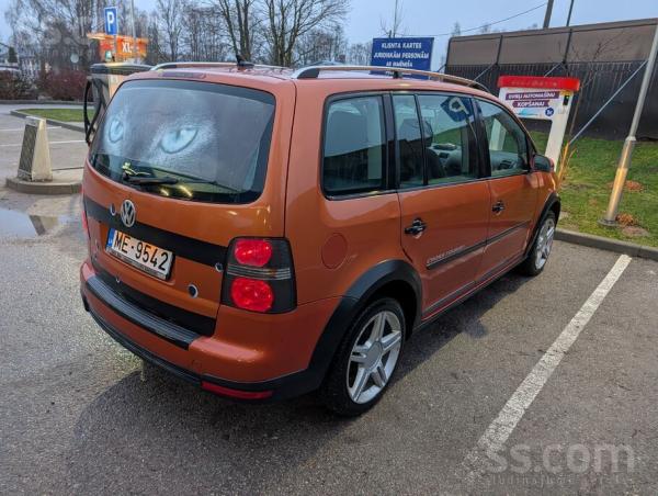 Orange Volkswagen Touran 2007 in Cesis, with an engine capacity of 1.90 L and mileage of 310 thousand km for 1850 €, photo 4 on AUTOMOTO.COM.LV