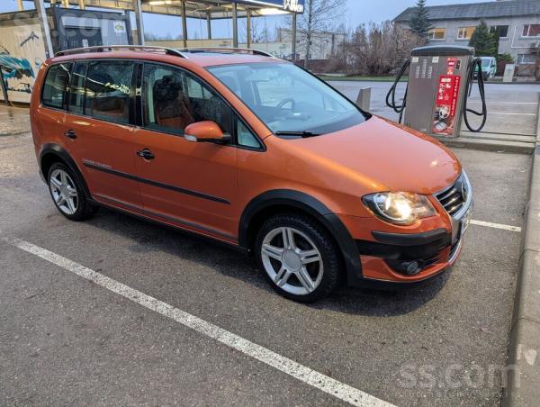 Orange Volkswagen Touran 2007 in Cesis, with an engine capacity of 1.90 L and mileage of 310 thousand km for 1850 €, photo 5 on AUTOMOTO.COM.LV