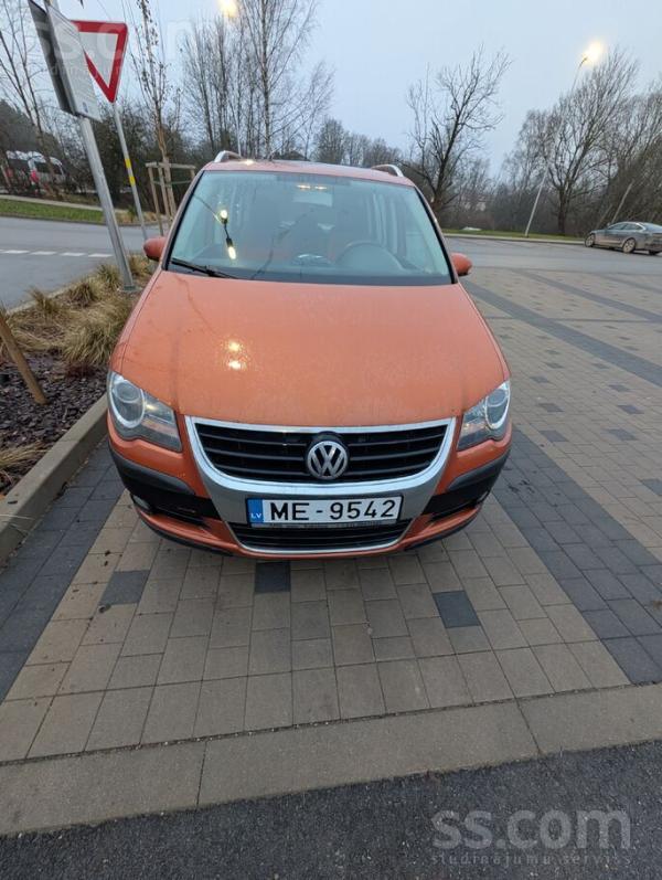Orange Volkswagen Touran 2007 in Cesis, with an engine capacity of 1.90 L and mileage of 310 thousand km for 1850 €, photo 7 on AUTOMOTO.COM.LV
