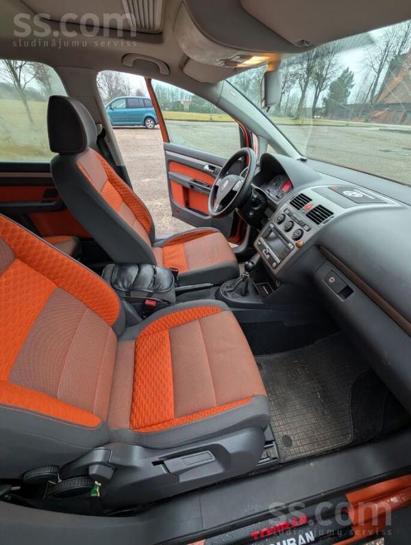 Orange Volkswagen Touran 2007 in Cesis, with an engine capacity of 1.90 L and mileage of 310 thousand km for 1850 €, photo 10 on AUTOMOTO.COM.LV