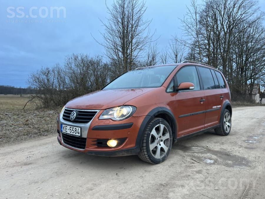 Orange Volkswagen Touran 2007 in Balvi, with an engine capacity of 2.00 L and mileage of 443 thousand km for 1950 €, photo 1 on AUTOMOTO.COM.LV