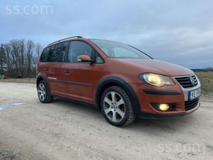 Orange Volkswagen Touran 2007 in Balvi, with an engine capacity of 2.00 L and mileage of 443 thousand km for 1950 €, photo 2 on AUTOMOTO.COM.LV