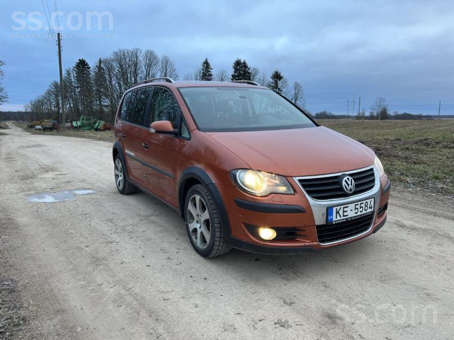 Orange Volkswagen Touran 2007 in Balvi, with an engine capacity of 2.00 L and mileage of 443 thousand km for 1950 €, photo 3 on AUTOMOTO.COM.LV