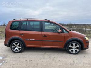Orange Volkswagen Touran 2007 in Balvi, with an engine capacity of 2.00 L and mileage of 443 thousand km for 1950 €, photo 4 on AUTOMOTO.COM.LV