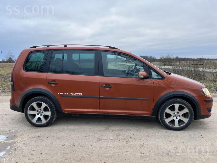Orange Volkswagen Touran 2007 in Balvi, with an engine capacity of 2.00 L and mileage of 443 thousand km for 1950 €, photo 4 on AUTOMOTO.COM.LV