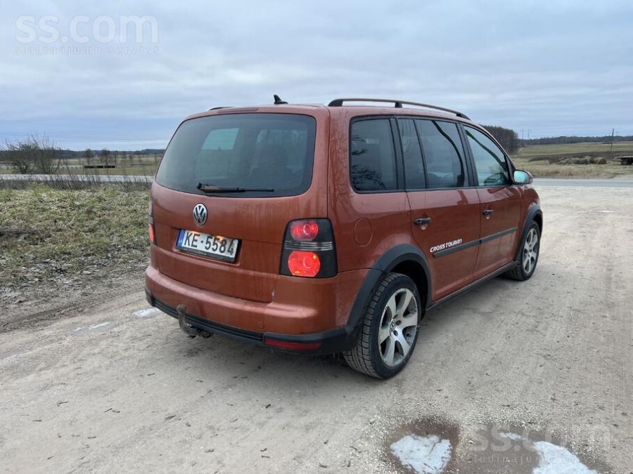 Orange Volkswagen Touran 2007 in Balvi, with an engine capacity of 2.00 L and mileage of 443 thousand km for 1950 €, photo 8 on AUTOMOTO.COM.LV