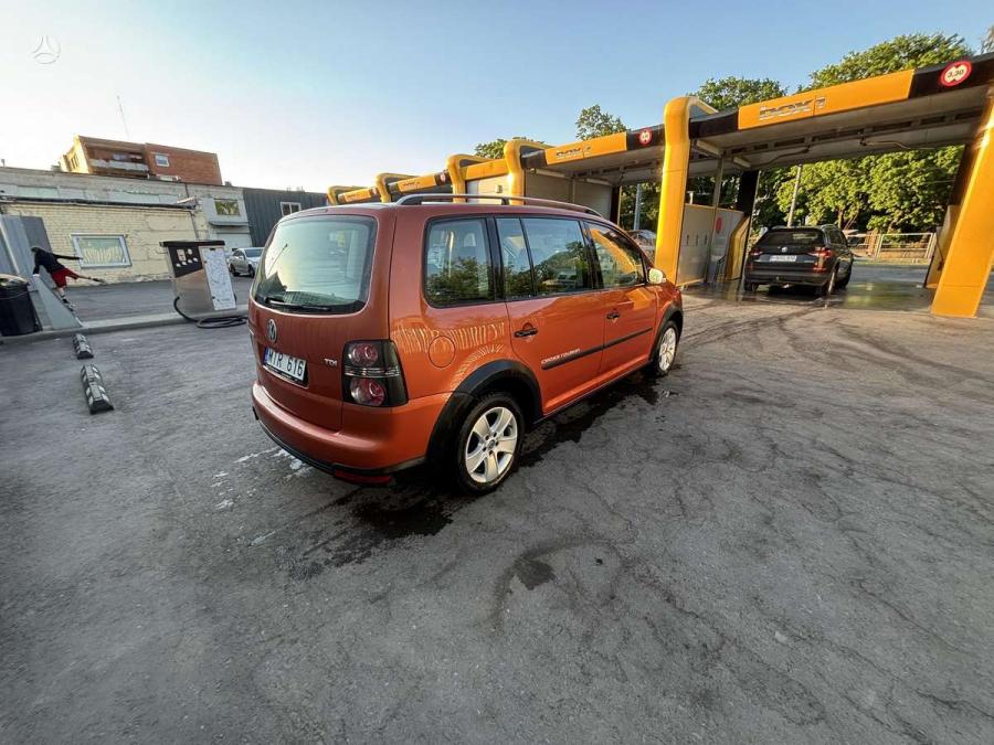 Oranžs Volkswagen Touran 2007 Kauņa, ar dzinēja tilpumu 1.97 L un nobraukumu 305 tūkst. km par 2950 €, foto 3 vietnē AUTOMOTO.COM.LV