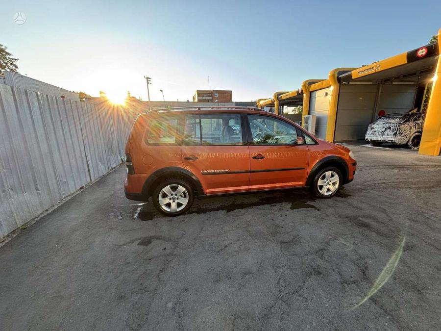 Oranžs Volkswagen Touran 2007 Kauņa, ar dzinēja tilpumu 1.97 L un nobraukumu 305 tūkst. km par 2950 €, foto 4 vietnē AUTOMOTO.COM.LV