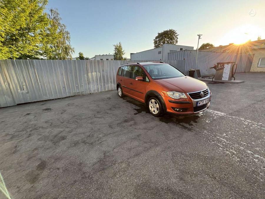 Oranžs Volkswagen Touran 2007 Kauņa, ar dzinēja tilpumu 1.97 L un nobraukumu 305 tūkst. km par 2950 €, foto 6 vietnē AUTOMOTO.COM.LV