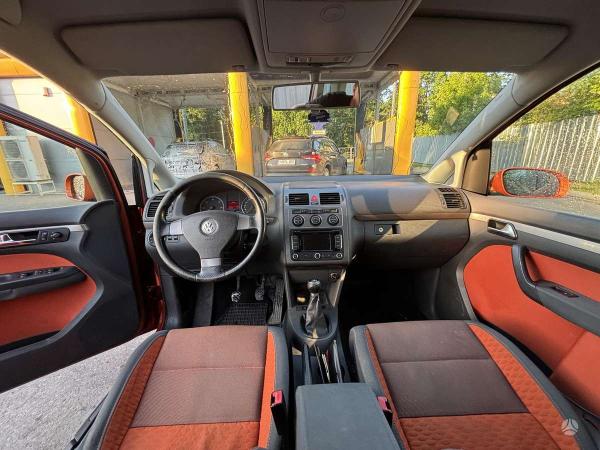 Orange Volkswagen Touran 2007 in Kaunas, with an engine capacity of 1.97 L and mileage of 305 thousand km for 2950 €, photo 8 on AUTOMOTO.COM.LV