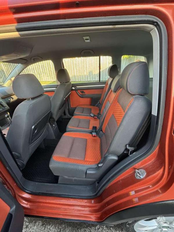 Orange Volkswagen Touran 2007 in Kaunas, with an engine capacity of 1.97 L and mileage of 305 thousand km for 2950 €, photo 9 on AUTOMOTO.COM.LV