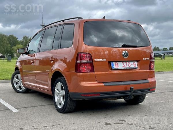 Oranžs Volkswagen Touran 2008 Cēsis, ar dzinēja tilpumu 2.00 L un nobraukumu 274 tūkst. km par 3850 €, foto 2 vietnē AUTOMOTO.COM.LV