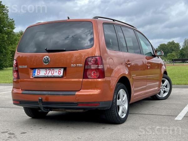 Oranžs Volkswagen Touran 2008 Cēsis, ar dzinēja tilpumu 2.00 L un nobraukumu 274 tūkst. km par 3850 €, foto 4 vietnē AUTOMOTO.COM.LV
