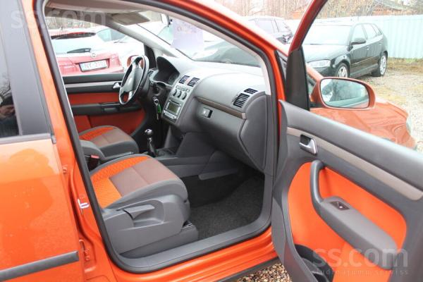 Oranžs Volkswagen Touran 2008 Daugavpils, ar dzinēja tilpumu 1.40 L un nobraukumu 225 tūkst. km par 4690 €, foto 10 vietnē AUTOMOTO.COM.LV