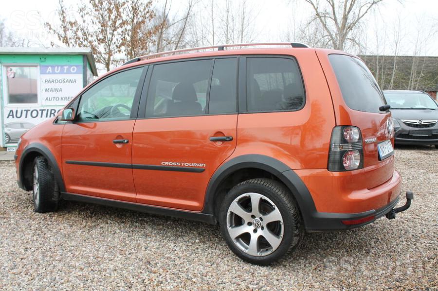 Orange Volkswagen Touran 2008 in Daugavpils, with an engine capacity of 1.40 L and mileage of 225 thousand km for 4690 €, photo 2 on AUTOMOTO.COM.LV