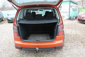 Orange Volkswagen Touran 2008 in Daugavpils, with an engine capacity of 1.40 L and mileage of 225 thousand km for 4690 €, photo 7 on AUTOMOTO.COM.LV